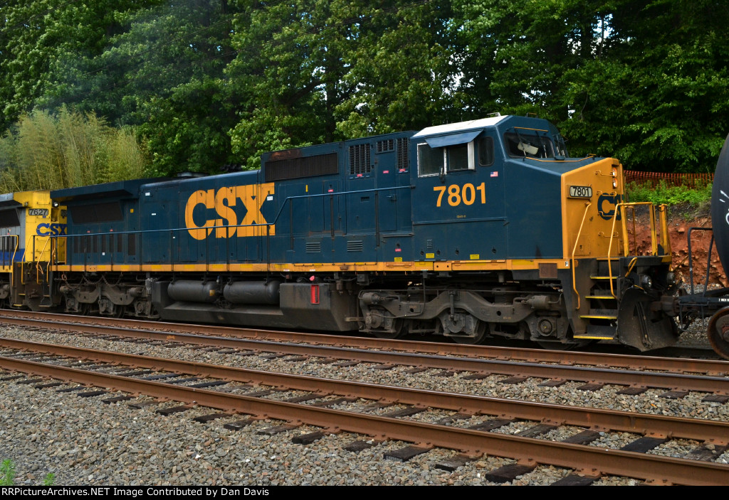 CSX C40-8W 7801 in YN3 trails on Q418-11